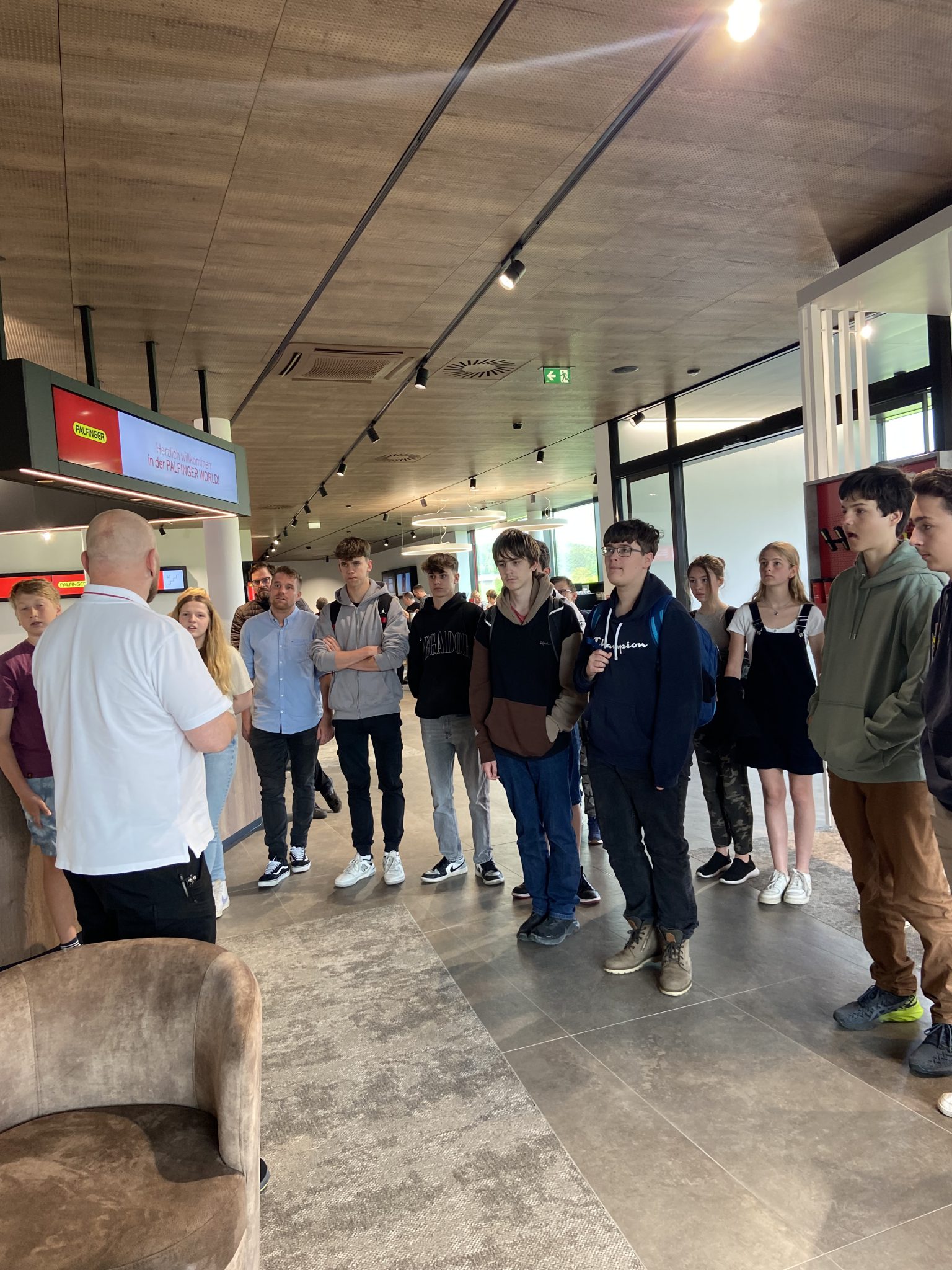 Palfinger World - Unser Lego League Sponsor lädt zur Firmenbesichtigung ...